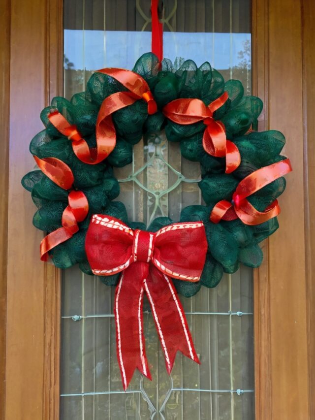 16 Mesh Christmas Wreath Ideas: Unique Themes You’ll Love - Homezillo